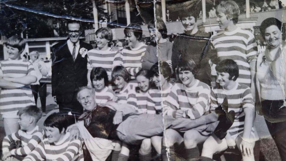 Pioneers of women's football to receive blue plaque in Luton - BBC News