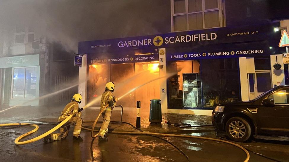 Horsham: Fire crews tackle large blaze in industrial building - BBC News