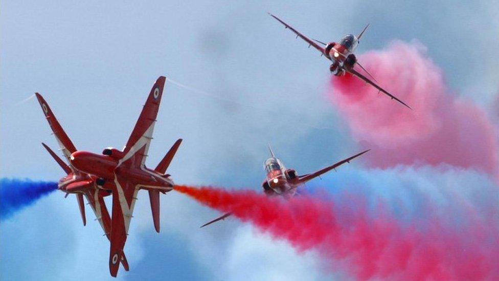 Red Arrows runway photographers 'risking lives' - BBC News