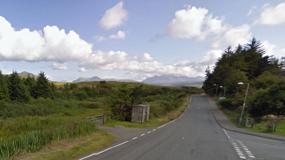 Three people hurt in Skye mini bus crash - BBC News