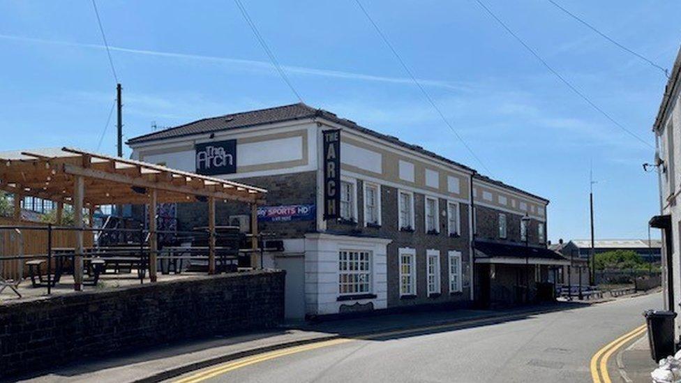 Castell-nedd: Enwi dyn a fu farw wedi ymosodiad ger clwb nos - BBC ...