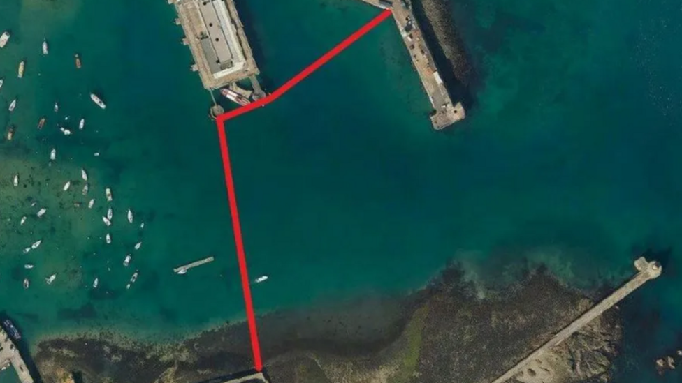 Guernsey Ports allows harbour dives on Christmas Day - BBC News