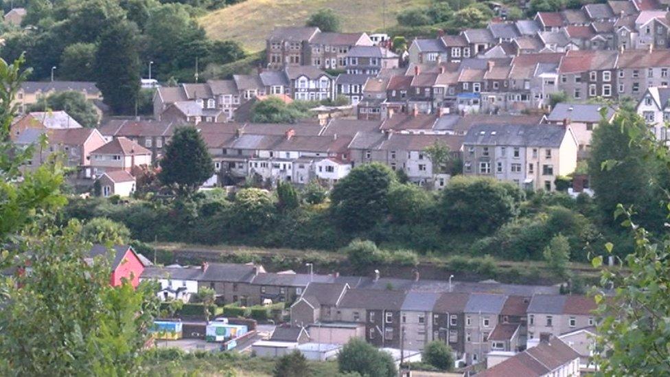 South Wales valleys sickness benefit claims down 20% - BBC News