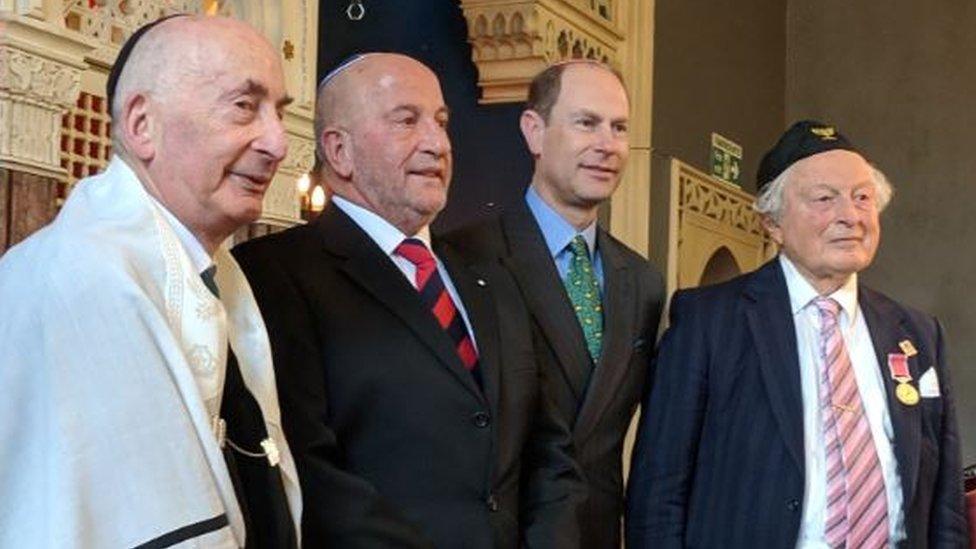 Bradford synagogue: Prince Edward gives royal seal of approval - BBC News