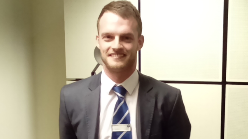 Jamie Vardy lookalike trapped in car by mistaken fans - BBC News