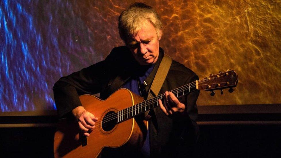 Musician David Leadbetter dies in crash - BBC News