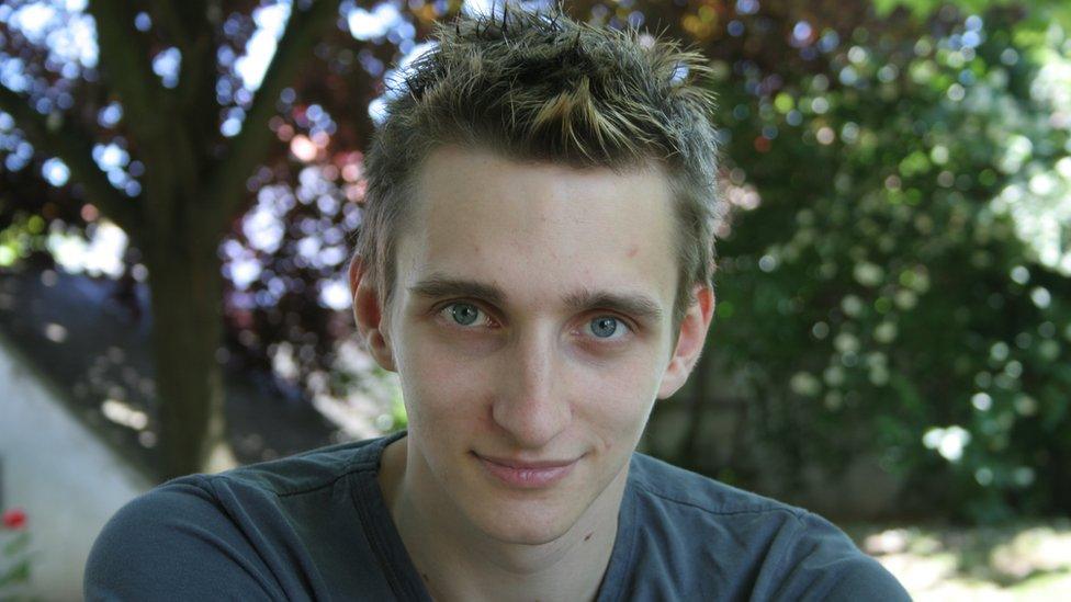 The $300 system in the fight against illegal images - BBC News