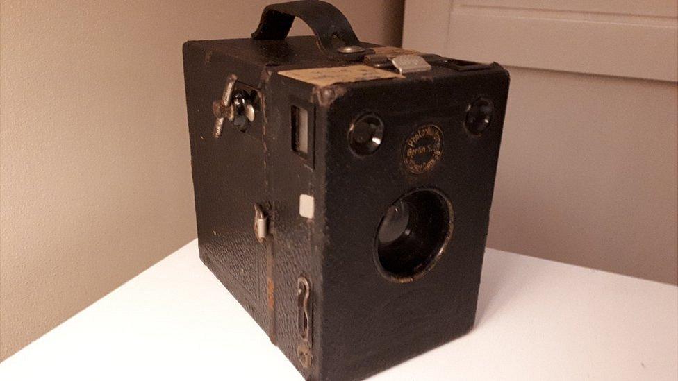 The 90-year-old camera still producing silver snaps - BBC News