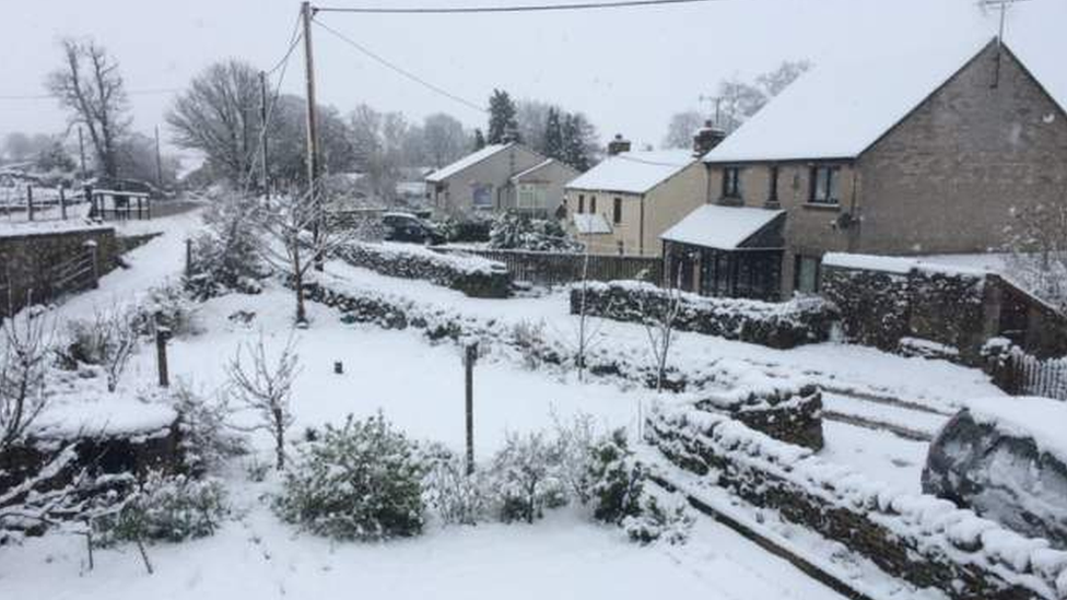 Snow hits higher parts of the north of England - BBC News