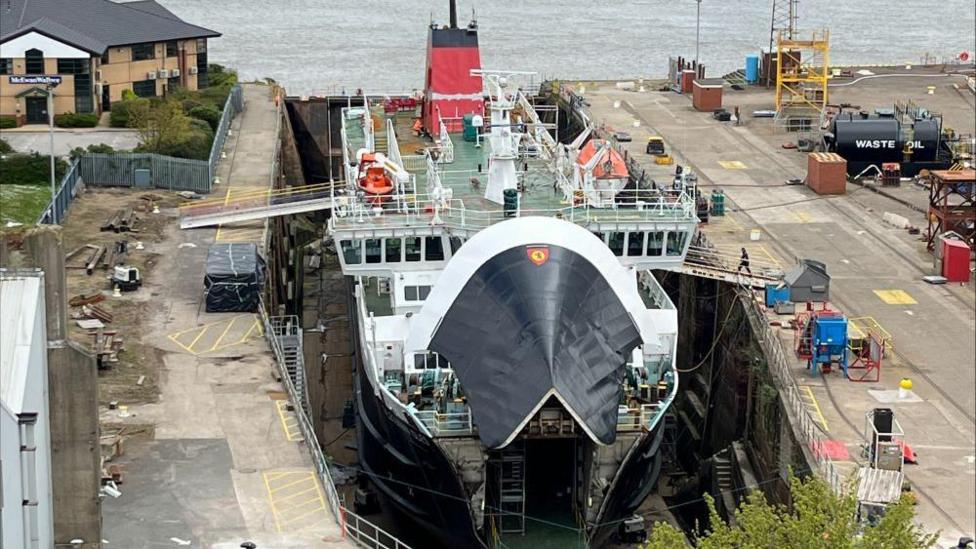 Further delays to repairs on Arran ferry MV Caledonian Isles - BBC News