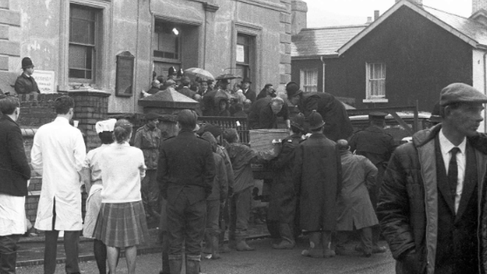 Tributes paid to Aberfan police officer Charles Nunn - BBC News