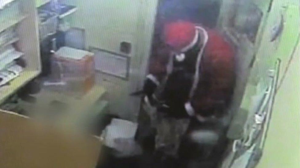 'Santa' robs Derbyshire KFC at knifepoint - BBC News