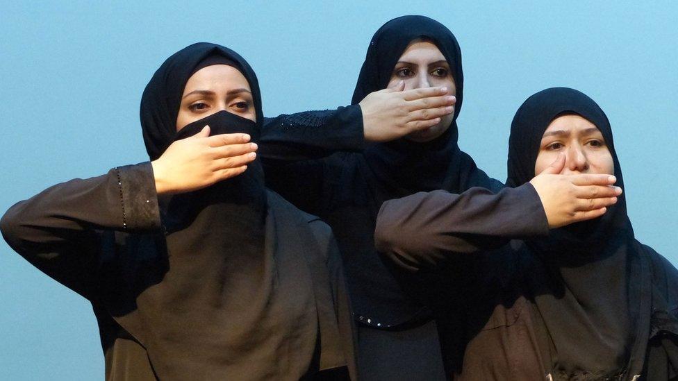 Queens of Syria gives modern twist to ancient tale - BBC News