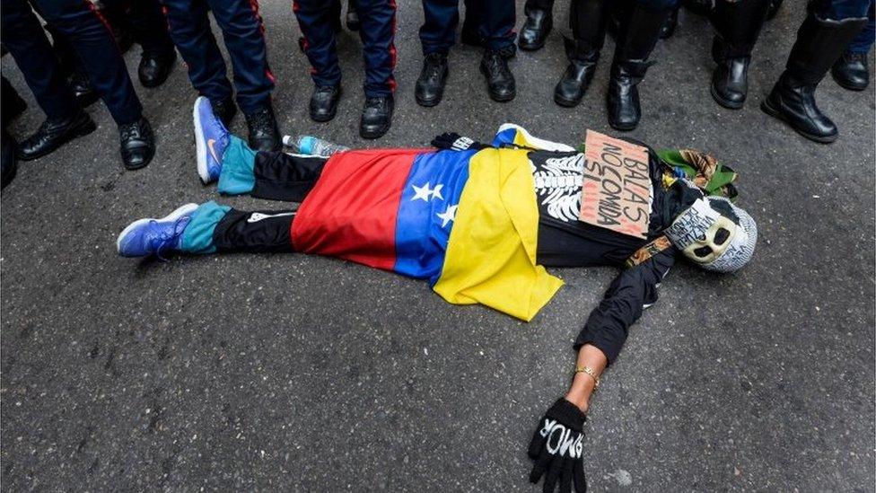 Venezuela's Nicolas Maduro rules out early election - BBC News