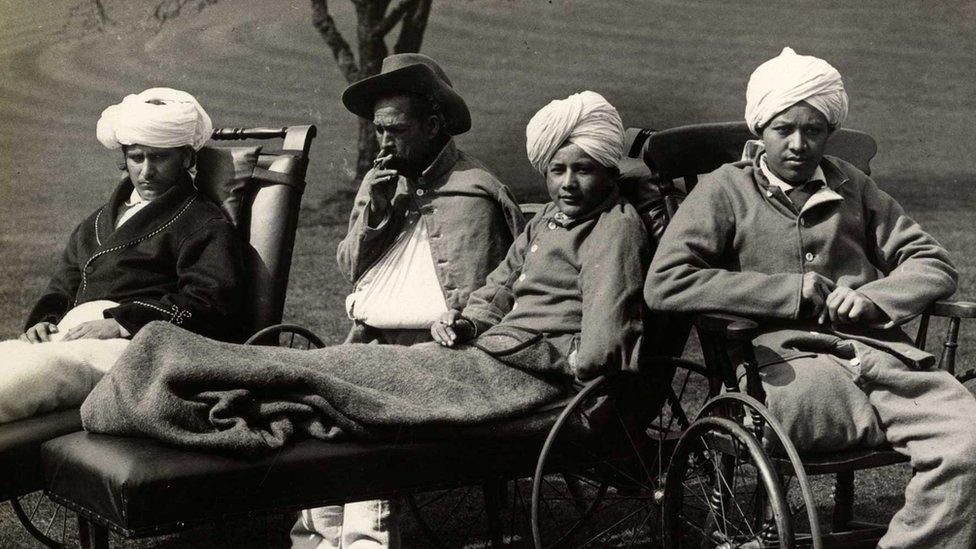 Three generations united by the hell of war - BBC News