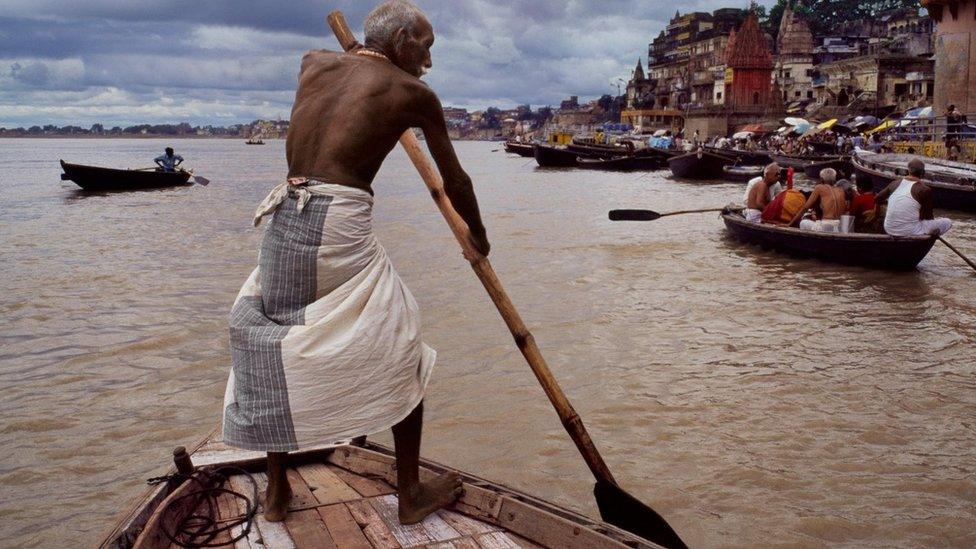Steve McCurry's portrait of India is a feast for the eyes - BBC News