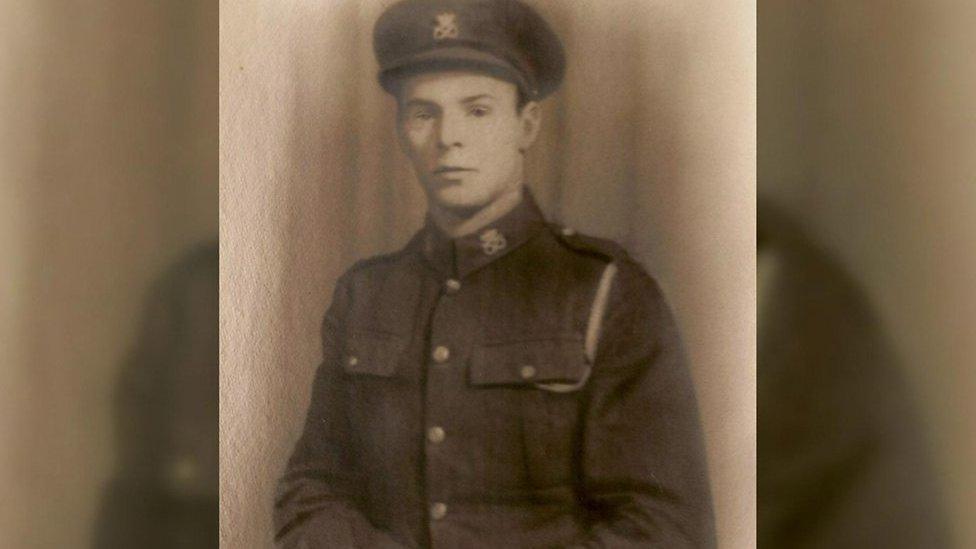Tributes as WWII Desert Rat Les Cherrington dies aged 101 - BBC News