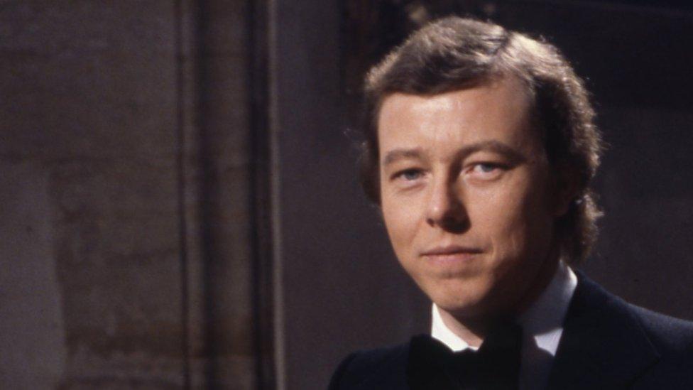 Former pop singer turned priest Peter Skellern dies - BBC News
