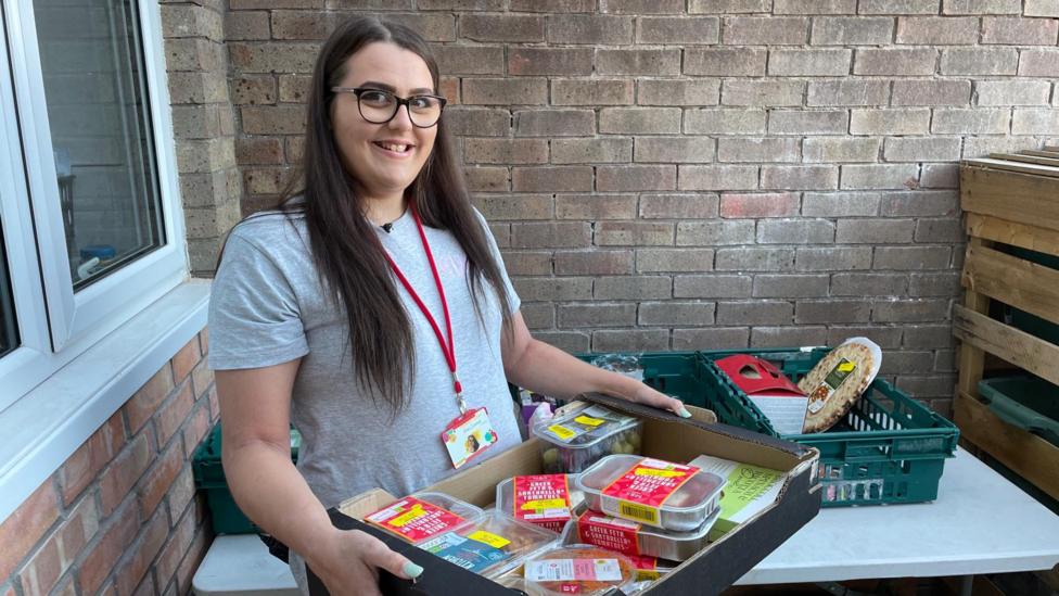 Hungry Bristol families seek out free food schemes - BBC News