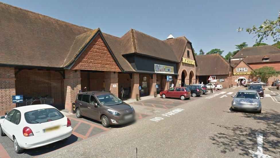 Reigate supermarket rescue as toddlers left in hot car - BBC News