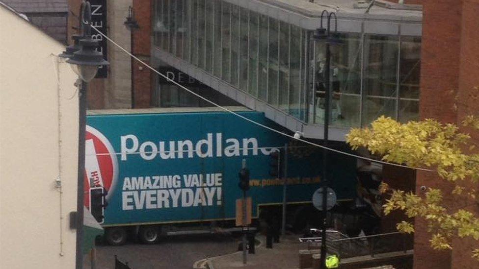 Derry: Runaway lorry crashes into Foyleside Shopping Centre - BBC News