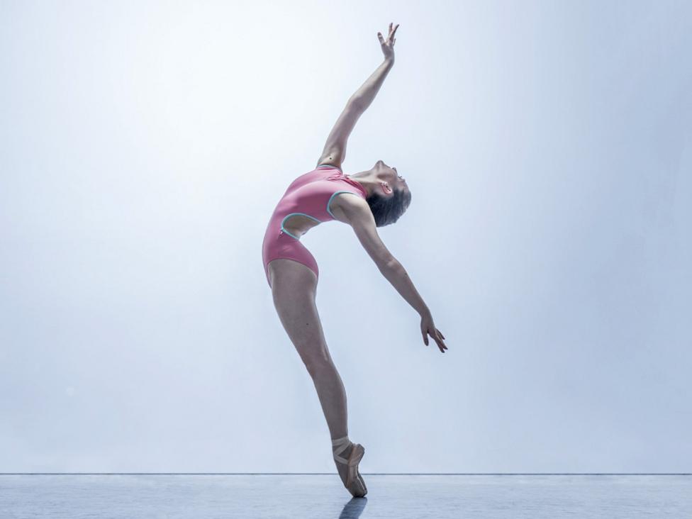 Ex-dancers describe body-shaming at top ballet schools - BBC News