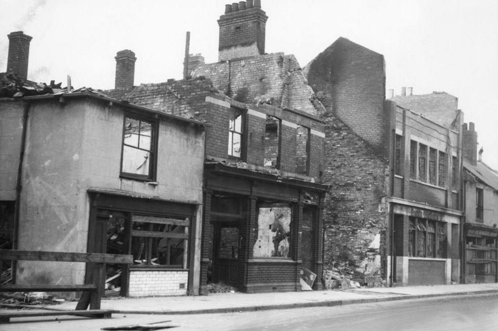 'Mystery' of Hull Blitz report classified for 100 years - BBC News