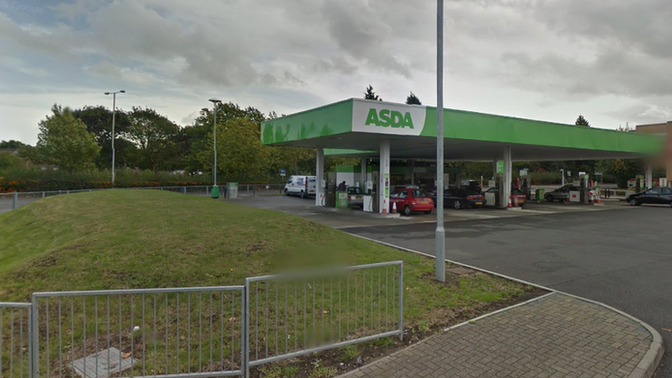 'Trapped' Basildon burglar jailed after he called 999 - BBC News