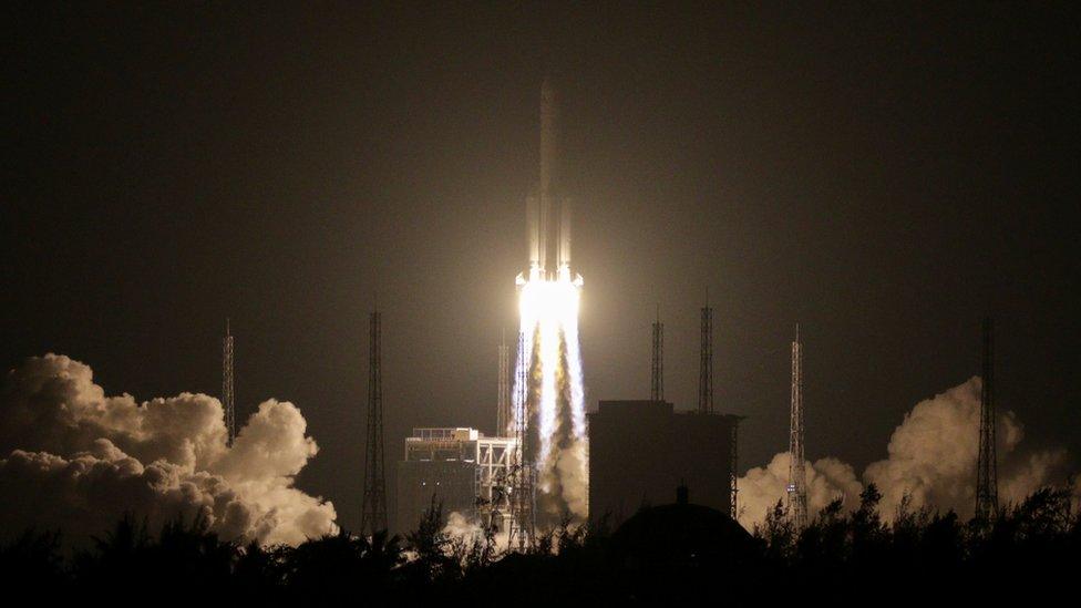 Big Chinese rocket makes maiden flight - BBC News