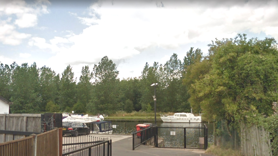 Attempted murder charge after woman stabbed in Reading - BBC News