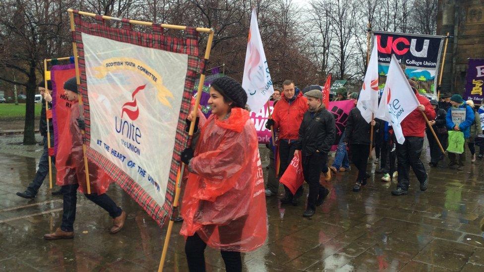 Anti-racism march in Glasgow welcome refugees - BBC News