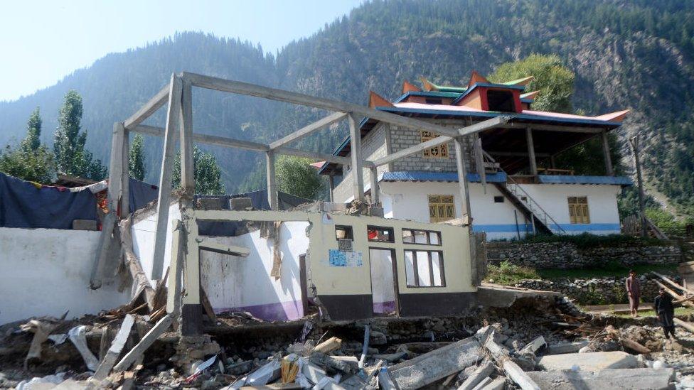 Pakistan Floods: Two million children missing out on school - BBC Newsround