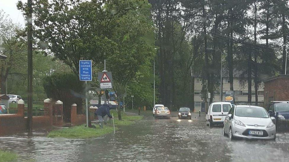 Ewenny rescue as heavy rain leads to south Wales flooding - BBC News