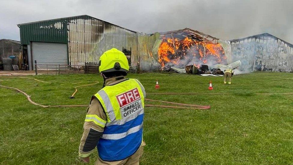 Teenagers arrested over large barn fire near Eynsham - BBC News
