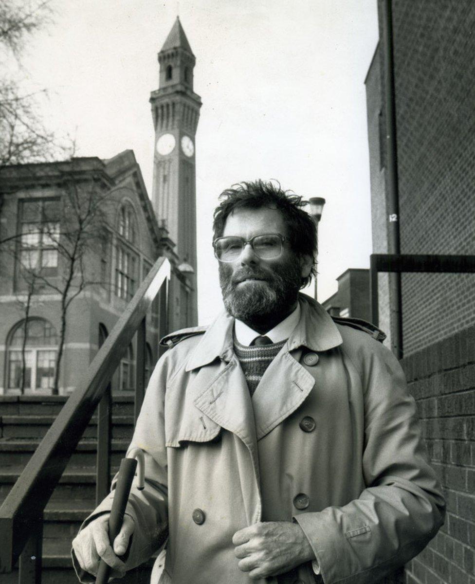 Why a blind professor decided to forget his wife's face - BBC News