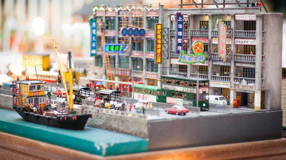 Hong Kong art: Miniature art shows disappearing Hong Kong - BBC News