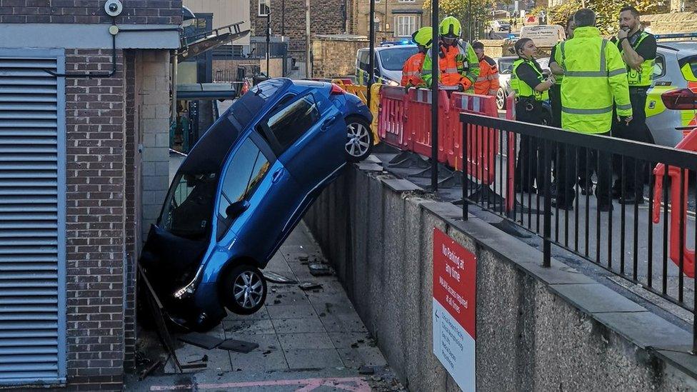 Sheffield: Crashed car wedged between hospital and road - BBC News