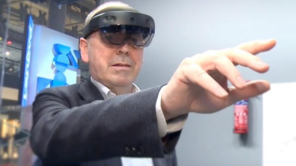 Microsoft HoloLens 2 augmented reality headset unveiled - BBC News