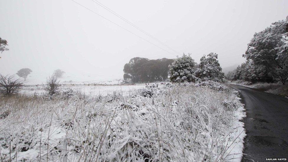 Atmospheric images of snow-covered Australia - BBC News