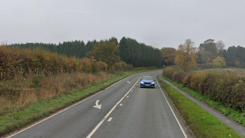 Motorist dies after car hits tree in Kidderminster - BBC News