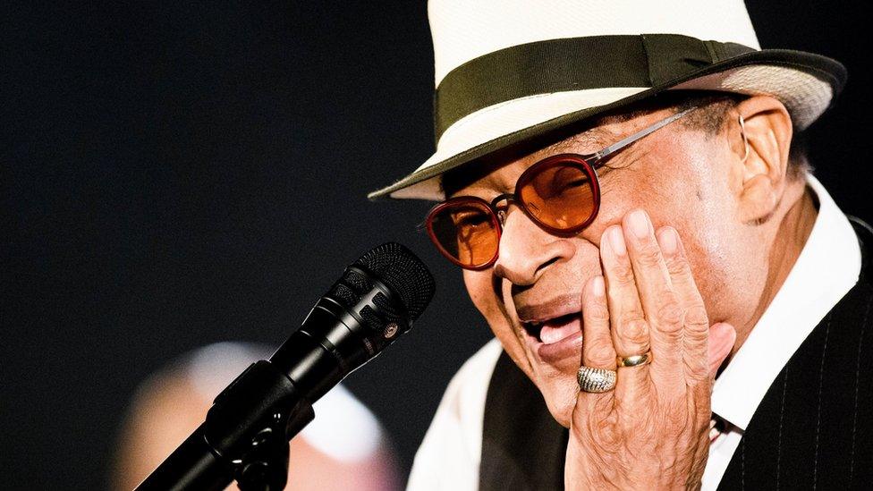 Al Jarreau: Seven-time Grammy-winning jazz singer dies at 76 - BBC News