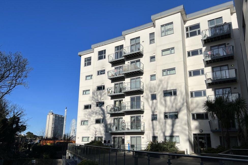 Margate tenants told to leave 'unsafe' apartment blocks - BBC News
