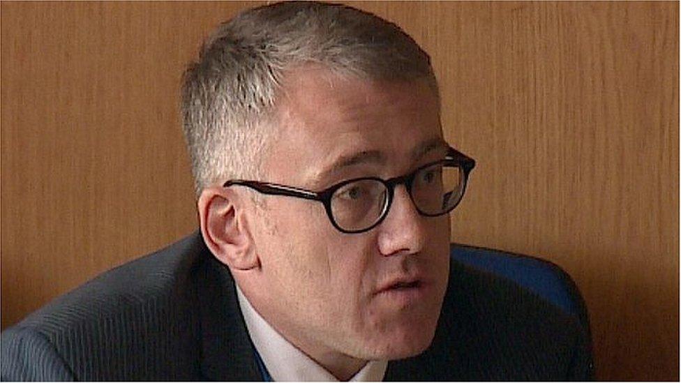 Alex Folkes row: 'Child risk' councillor resigns - BBC News