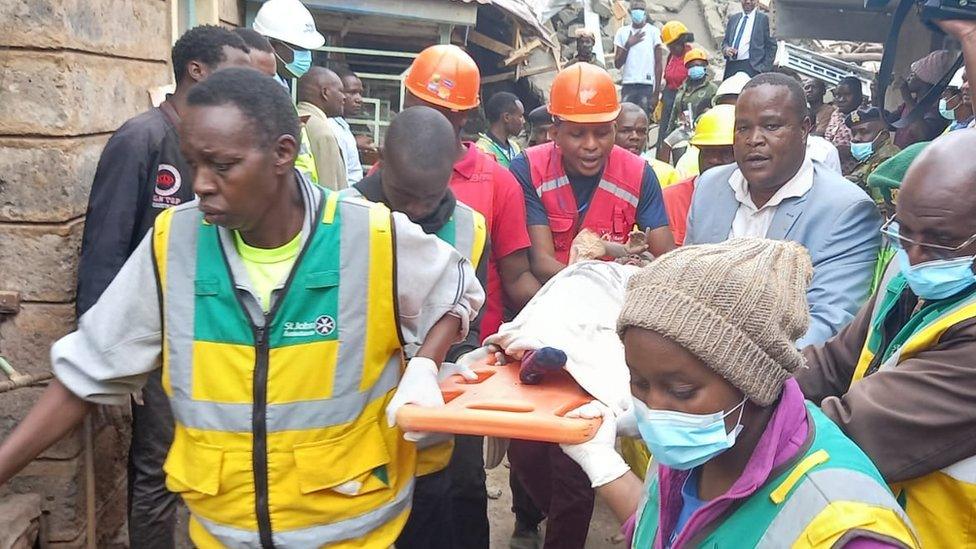 Kenya Kiambu building collapse: Rescue efforts under way - BBC News
