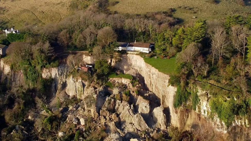 Ventnor: Cracks and movement monitored at landslip site - BBC News