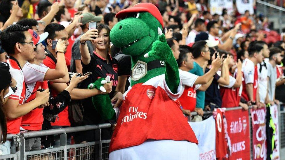 Arsenal's Gunnersaurus mascot is back! - BBC Newsround
