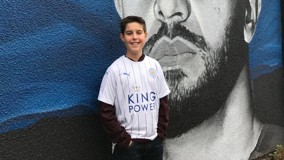 US cancer teen leads out Leicester City before win - BBC News