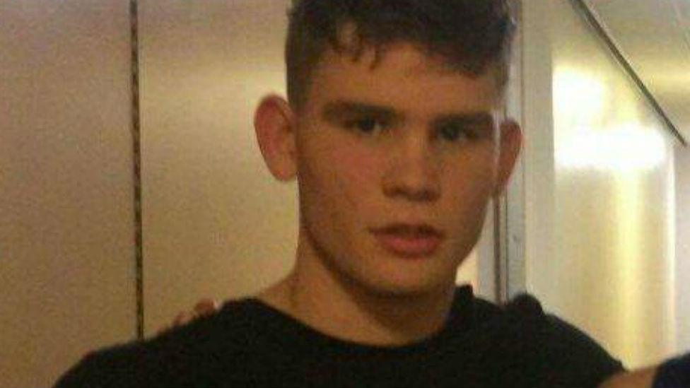 Eddie Bilbey: Death of young boxer prompts fundraiser - BBC News