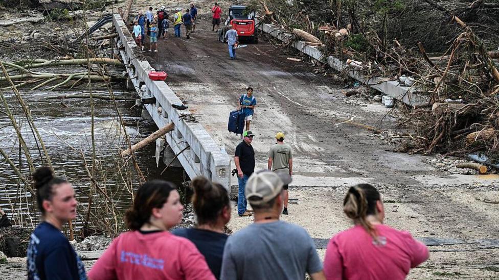 How fast moving floods ripped through central Texas - BBC News