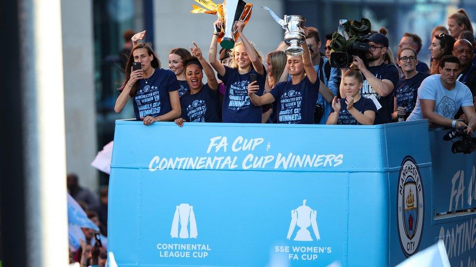 Man City parade: Thousands gather to see winners - BBC Newsround
